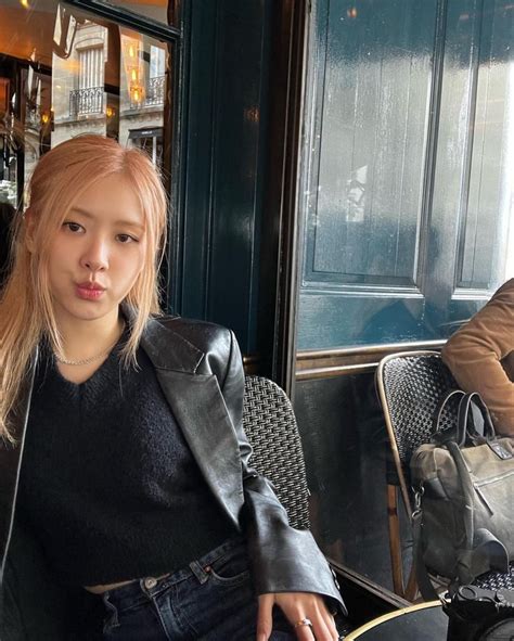 Pin By Jugu On Blackpink Ros Ros Instagram Ros Instagram Update Fashion