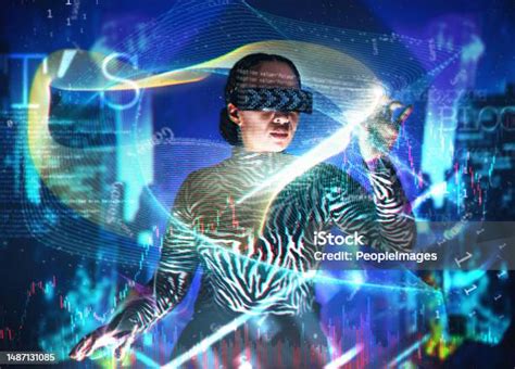 메타버스 여성 증강 현실 안경 Vr 헤드셋을 가진 사람 사이버 3d 세계 빅 데이터 및 미래 지향적인 인포그래픽을 위한 홀로그램