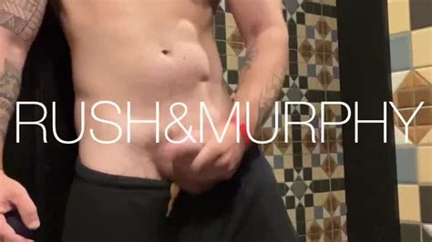 Veo En La Calle A Un Hetero Con Un Bulto Gigante Yendo A Los Baños Donde Tira Mucha Leche Free