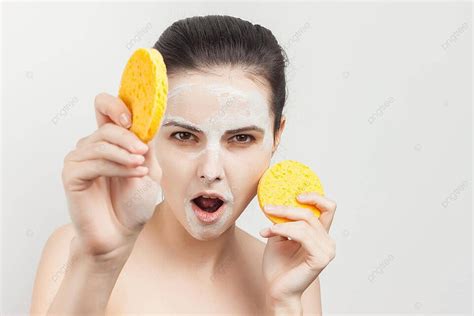 Kosmetik Perawatan Kulit Si Rambut Coklat Dengan Bahu Telanjang Mengoleskan Krim Wajah Foto