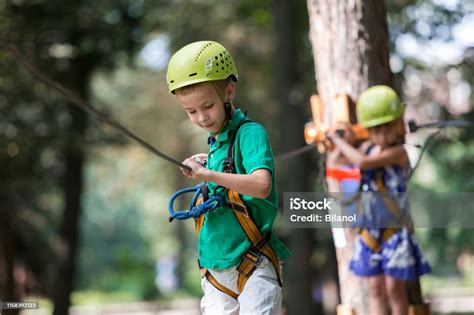 로프 길에 등반 활동에서 보호 하네스와 안전 헬멧에 두 아이 소년과 소녀 8 9 살에 대한 스톡 사진 및 기타 이미지 8 9 살 관광객 균형 Istock