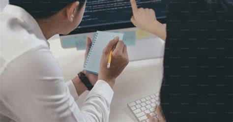 프로그래머 및 소프트웨어 개발자 팀이 새로운 컴퓨터 소프트웨어 프로젝트를 작업하고 있습니다 사진 Unsplash의 프로젝트 이미지