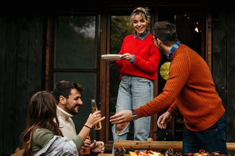 자연의 아름다움 속에서 함께 식사를 즐기는 다양한 그룹의 사람들과 함께하는 가든 파티의 즐거운 분위기 20 24세에 대한 스톡 사진 및 기타 이미지 Istock