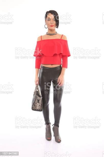 빨간 스웨트 셔츠와 흰색 배경 앞의 검은 가죽 바지를 입은 젊은 아름다운 여성 20 24세에 대한 스톡 사진 및 기타 이미지 20 24세 공란 귀여운 Istock