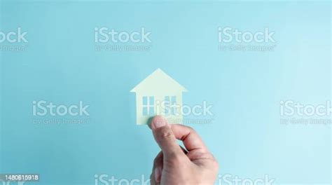 손 잡고 집 종이 컷 가족 집 노숙자 주택 모기지 위기 및 주택 보호 보험 국제 가족의 날 위탁 가정 보호 가족 탁아소 집에 머무르는 개념 가족에 대한 스톡 사진 및 기타