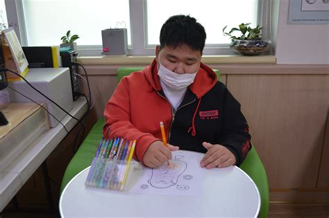 고양시장애인주간보호센터 성인a파트 11월 동아리 활동으로는 미술 색칠하기 솜사탕 만들기