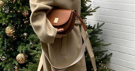 겨울 코트에 잘 어울리는 크로스백 코디 트렌드를알려주는여자