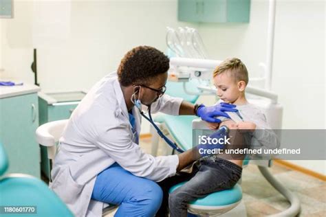 청진기로 아이를 검사하는 아프리카 계 미국인 의사 병원에서 의사의 상담에 행복 한 아이 소년 소아과 의사에 의해 클리닉에서 건강 검진 소아 의료 및 사람들 개념 2명에 대한