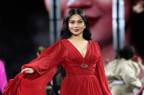 Asik Ngerokok Sebat Potret Ariel Tatum Saat Berkemah Pakai Tanktop