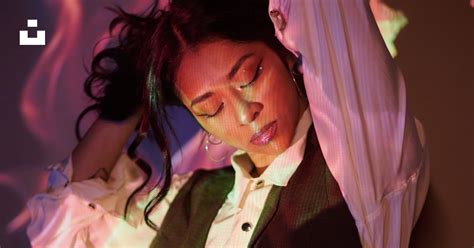 양복과 넥타이를 매고 사진을 찍기 위해 포즈를 취하는 여성 사진 Unsplash의 무료 초상 이미지