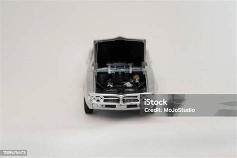 흰색 배경에 후드가 열려있는 실버 클래식 모델 스포츠카의 전면보기 후드에 대한 스톡 사진 및 기타 이미지 후드 흰색 배경 3차원 형태 Istock