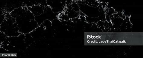 물 모양의 던지기가 공중에서 펄럭이는 물방울 공격과 스톱 모션 동결 샷에 튀는 형태 폭발 텍스처 그래픽 리소스 요소에 대한 스플래시 워터 격리된 검은색 배경 검정색 배경에