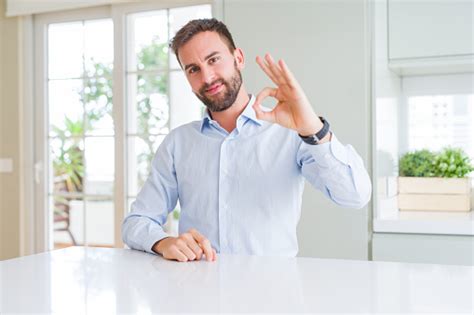 잘 생긴 비즈니스 남자는 손과 손가락으로 Ok 기호를 하 고 긍정적으로 웃는 성공적인 식입니다 긍정적인 감정 표현에 대한 스톡