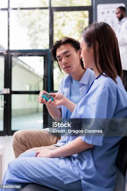 인슐린과 포도당 수치를 측정하는 동안 글루코 미터로 아시아 환자와 상담하는 의료 보조 간호사에 대한 스톡 사진 및 기타 이미지 간호사 건강관리와 의술 당뇨병 Istock