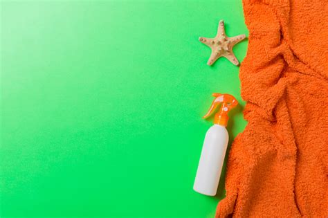 여름 해변 플랫 레이 액세서리입니다 색깔 배경에 선스크린 병 크림 수건 과 조개 복사 공간이 있는 여행 휴가 컨셉 개념에 대한 스톡 사진 및 기타 이미지 Istock