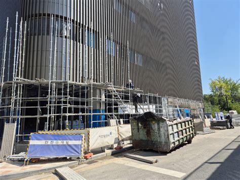 2024 06 26 계단난간설치 외부비계해체 바닥벽타일 붙이기 주방덕트배관 건식 벽 설치 예배당 제습기집설치 예배당 방송실 칸막이 옥상 캐노피설치 전경