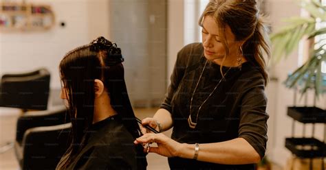 미용실에서 다른 여자의 머리를 자르는 여자 사진 Unsplash의 미용사 이미지