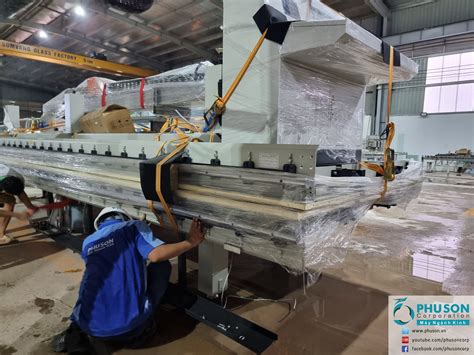 Installed The Automatic CNC Loading Cutting Splitting YINRUI Large Format Glass Production Line