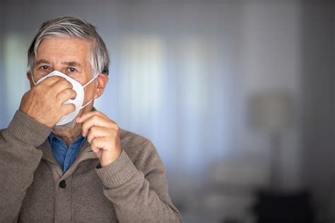 코로나바이러스와 독감 발병 시 얼굴 마스크를 착용한 노인 기침하기에 대한 스톡 사진 및 기타 이미지 기침하기 노인 남자