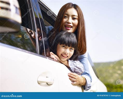 Asiatische Mutter Und Tochter Auf Einer Besichtigungsreise Stockbild Bild Von Kong Chinesisch