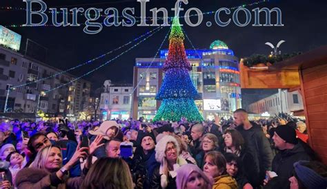 Бургазлии горещо обичат града си Най ярката елха грейна на „Тройката“ хиляди в празнична