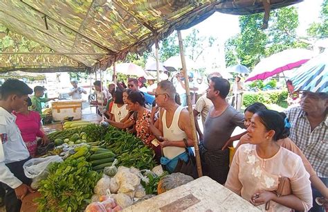 ရခိုင်ပြည်နယ်၊ စစ်တွေမြို့ရှိ မုန်တိုင်းဒဏ်သင့်ပြည်သူများအား စားသောက်ကုန်ပစ္စည်းများနှင့