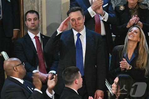 [포토] 트럼프 상·하원 합동 연설 중 거수 경례하는 머스크 뉴스1