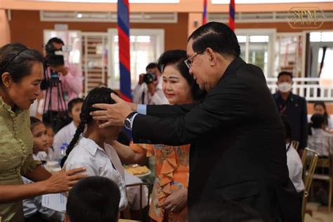 សម្តេចតេជោ ហ៊ុន សែន និងសម្តេចកិត្តិព្រឹទ្ធបណ្ឌិត អញ្ជើញចុះសួរសុខទុក្ខដល់កុមារី យុវតី