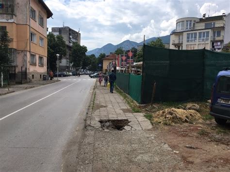 Внимание Опасна дупка застрашава врачани в центъра на града