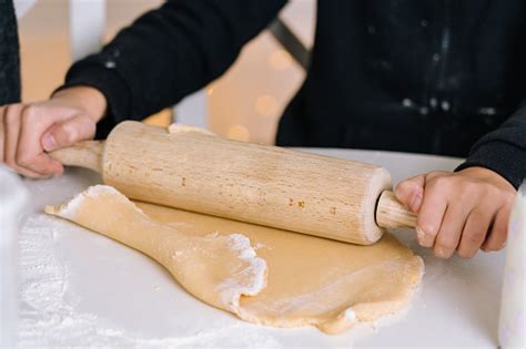 겨울 날에 집 부엌에서 크리스마스 진저 브레드 쿠키를 굽는 어린 아이들의 세부 사항 가정 주방에 대한 스톡 사진 및 기타 이미지 가정 주방 가정의 방 가족 Istock