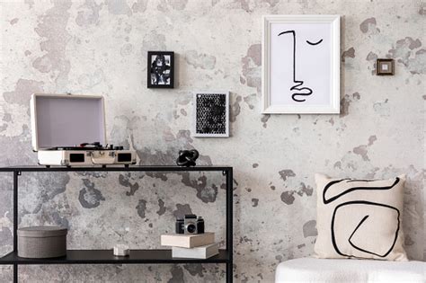 모의 화장 베개가 있는 흰색 Pouf 콘솔라 및 개인 액세서리가 있는 현대적인 거실 인테리어 포스터 모형 가정 장식 템플렛 0명에 대한 스톡 사진 및 기타 이미지 Istock