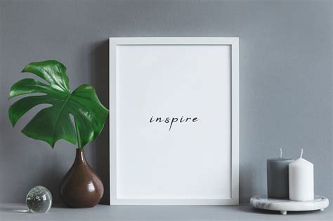 갈색 화병 및 초에 녹색 열 대 잎 사진 프레임을 모의의 현대적이 고 최소한의 구성 회색 배경 벽 이랑 프레임의 세련 된 개념 0명에 대한 스톡 사진 및 기타 이미지