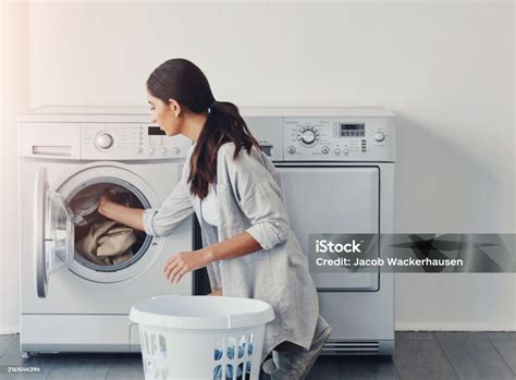 여성 바구니 및 세탁기는 가정에서 먼지 제거 위생 및 직물 관리와 함께 세탁합니다 소녀 린넨 용기 및 유지 보수 가사 및 직물로