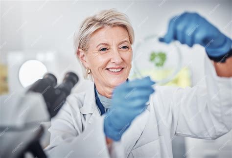 Investigación Científica Y Muestras De Plantas Con Una Doctora