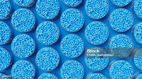 파란색 플라스틱 폴리프로필렌 과립 마스터 배치 폴리머 곡물로 채워진 안경 그리드의 평면도 Hdpe 또는 Pvc 수지 펠릿 3d 렌더링 일러스트레이션 플라스틱에 대한 스톡