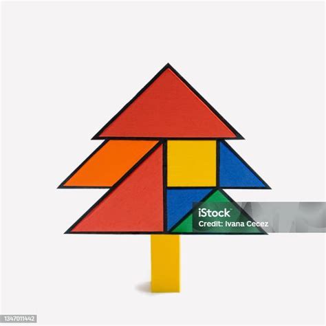 탄람 퍼즐로 만든 미니멀 한 몬드리안 스타일의 크리스마스 트리 낙관적 인 눈 흰색 배경 0명에 대한 스톡 사진 및 기타 이미지 0명 개념 겨울 Istock