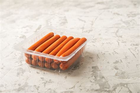 콘크리트 배경 클로즈업에 삶은 소시지 플라스틱 및 복사 공간에 가게에서 원시 소시지 개념에 대한 스톡 사진 및 기타 이미지 개념 건강한 식생활 끓는 물에 삶기