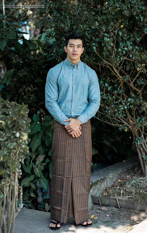 မြန်မာဆန်ဆန်ပုဆိုးလေးဝတ်ကာ ဆယ်ကျော်သက်ကောင်မလေးတွေကိုကြွေစေပြန