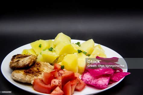 흰 접시에 감자 토마토 절인 양배추 이름 Pelyustka와 고기의 미니 스테이크 고기 삶은 감자 토마토 붉은 절인 양배추와 함께 건강한 아침 식사 점심으로 맛있는 식사 0