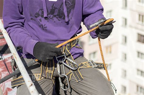 작업자는 지붕에서 내려오기 전에 등반 장비를 고치게 합니다 산업용 알피니즘 건물 외관에 대한 스톡 사진 및 기타 이미지 건물 외관 건물 정면 건설 산업 Istock