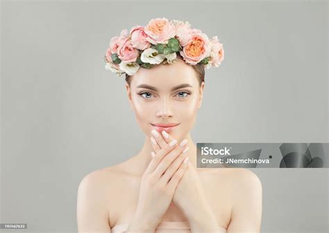 자연의 아름다움 건강 한 피부 잘 손질 된 손톱과 장미 꽃 화 환을 가진 귀여운 여자 건강관리와 의술에 대한 스톡 사진 및 기타 이미지 건강관리와 의술 건강한 생활방식