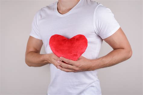 열정 생활 건강 건강 지원 도움 구호 커플 개념 큰 마음을 고립 된 회색 배경을 들고 잘 생긴 부드러운 마초 신사의 클로즈업