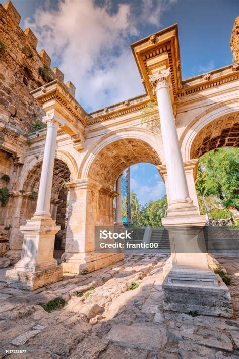 방문객이없는 안탈리아의 유명한 문 또는 하드리아누스 아치의 수직 극적인 전망 여행 명소와 터키의 꼭보아야 할 관광 및 관광 명소