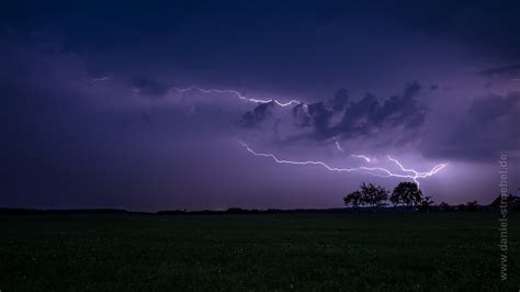 배경 화면 나무 경치 잔디 하늘 비 구름 번개 폭풍 저녁 독일 바람 수평선 분위기 니콘 황혼 우뢰 전기 전격 기습 장시간 노출 땅거미