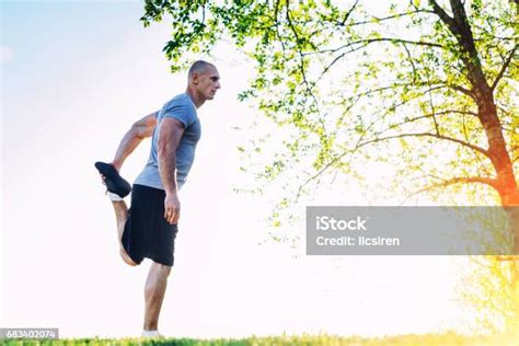 젊은 운동 러너 스트레칭 운동을 하 고 공원에서 운동에 대 한 준비 일몰 20 29세에 대한 스톡 사진 및 기타 이미지 20 29세 건강한 생활방식 겨울 Istock