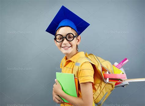 عکس با کیفیت دانش آموز خوشحال گرافیک با طعم تربچه طرح لایه باز