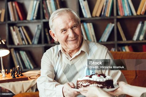 아버지와 딸 에 홈 도서관 여자 주는 케이크 와 촛불 에 노인 행복 미소 80 89세에 대한 스톡 사진 및 기타 이미지 80 89세 노인 할아버지 Istock