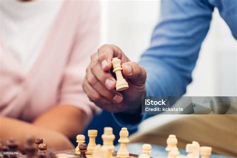 체스 보드 게임을 하는 사람 체스를 두는 나이 든 남자 시니어 남자의 손이 성공적인 플레이에서 체스를 움직인다 전략 경영 또는 리더십 개념 사업 전략과 전술의 개념 2명에