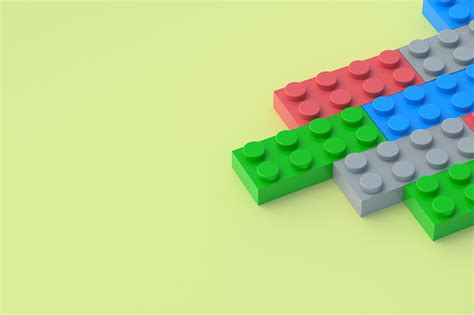 노란색 배경에 화려한 플라스틱 장난감 블록 개발 자식용 직사각형 형상 생성자입니다 유치원 에서 교육을위한 벽돌 생성자 부품입니다 공간을 복사합니다 3d 렌더링 개발에 대한