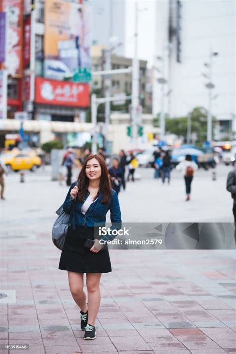 행복 한 젊은 아시아 여 자가 쇼핑을 즐기는 시 멘 딩 타이페이 시티 걷기에 대한 스톡 사진 및 기타 이미지 걷기 관광 관광객 Istock